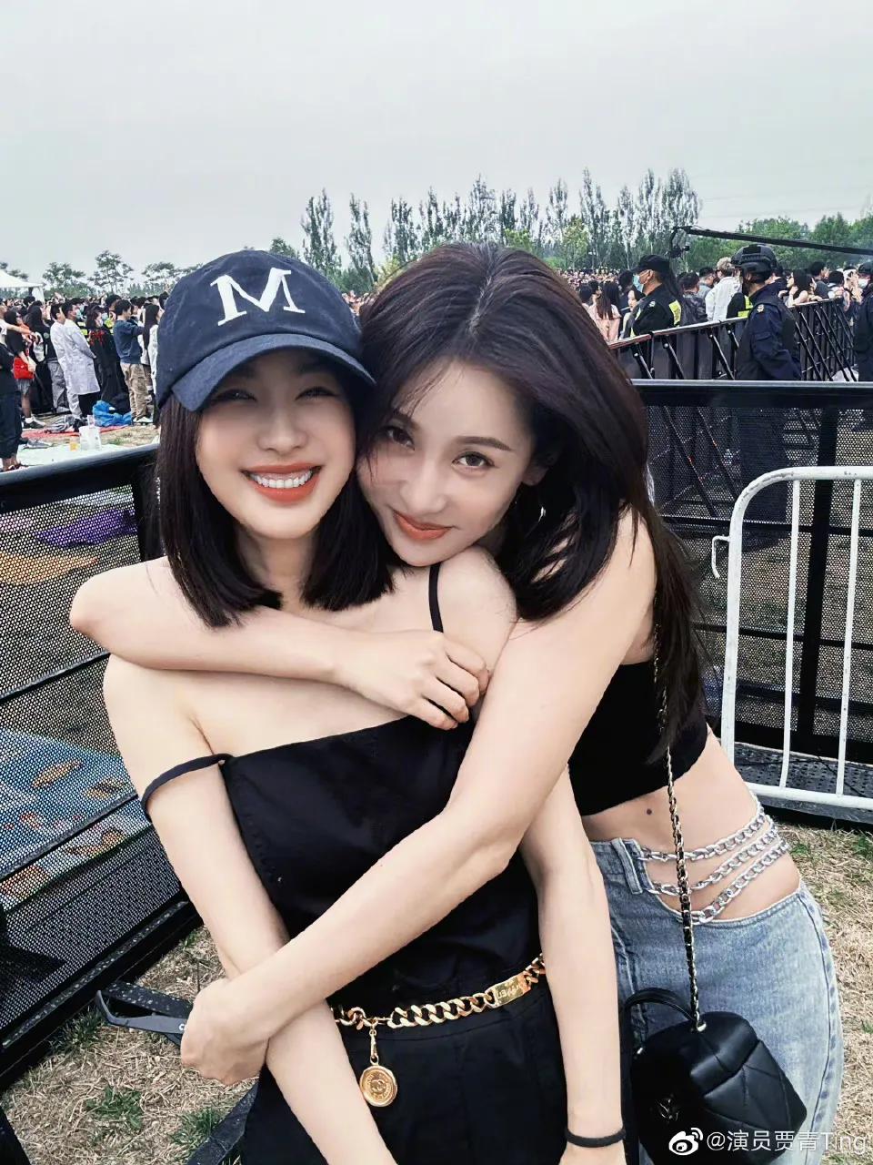 Li Feier and Jia Qing appeared at the music festival in cool tube tops ...