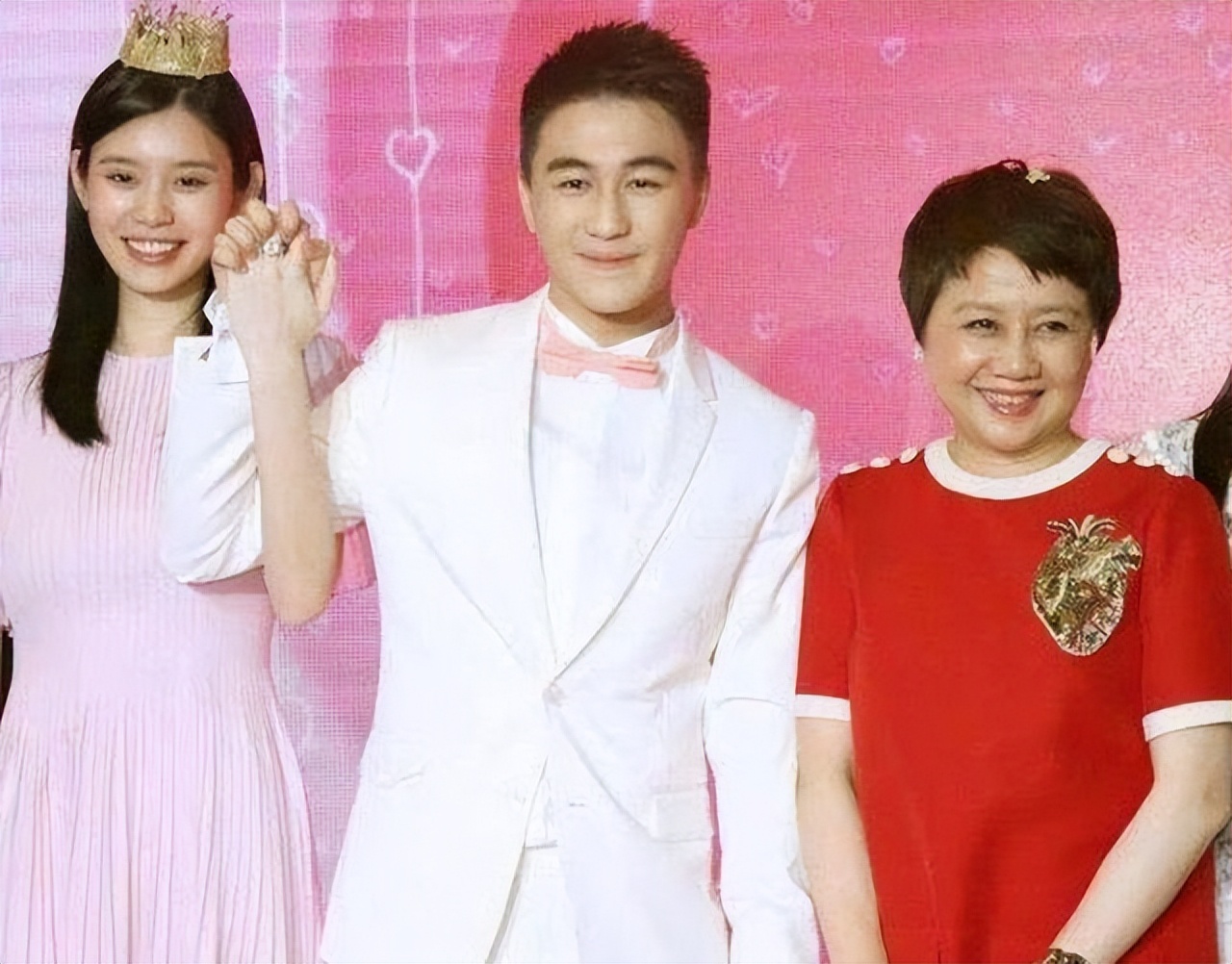 He Youjun and his young couple were met by chance in Tokyo, and Xi ...