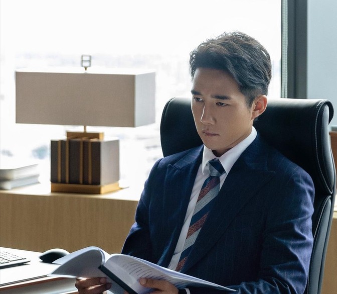 The 37-year-old supporting actor strikes back, his aura overwhelms the ...