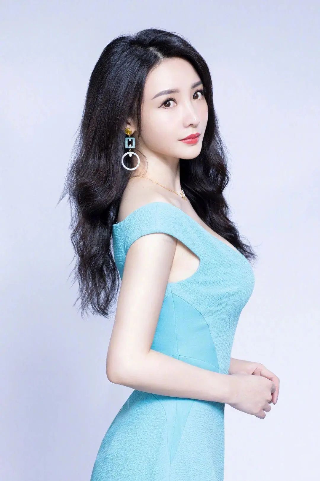 Liu Yan wears an off-the-shoulder tight dress, showing her exquisite ...