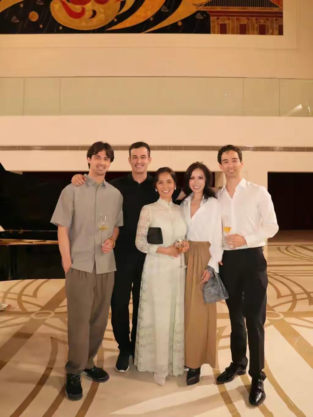 Wei Wei: Happy Today - iNEWS