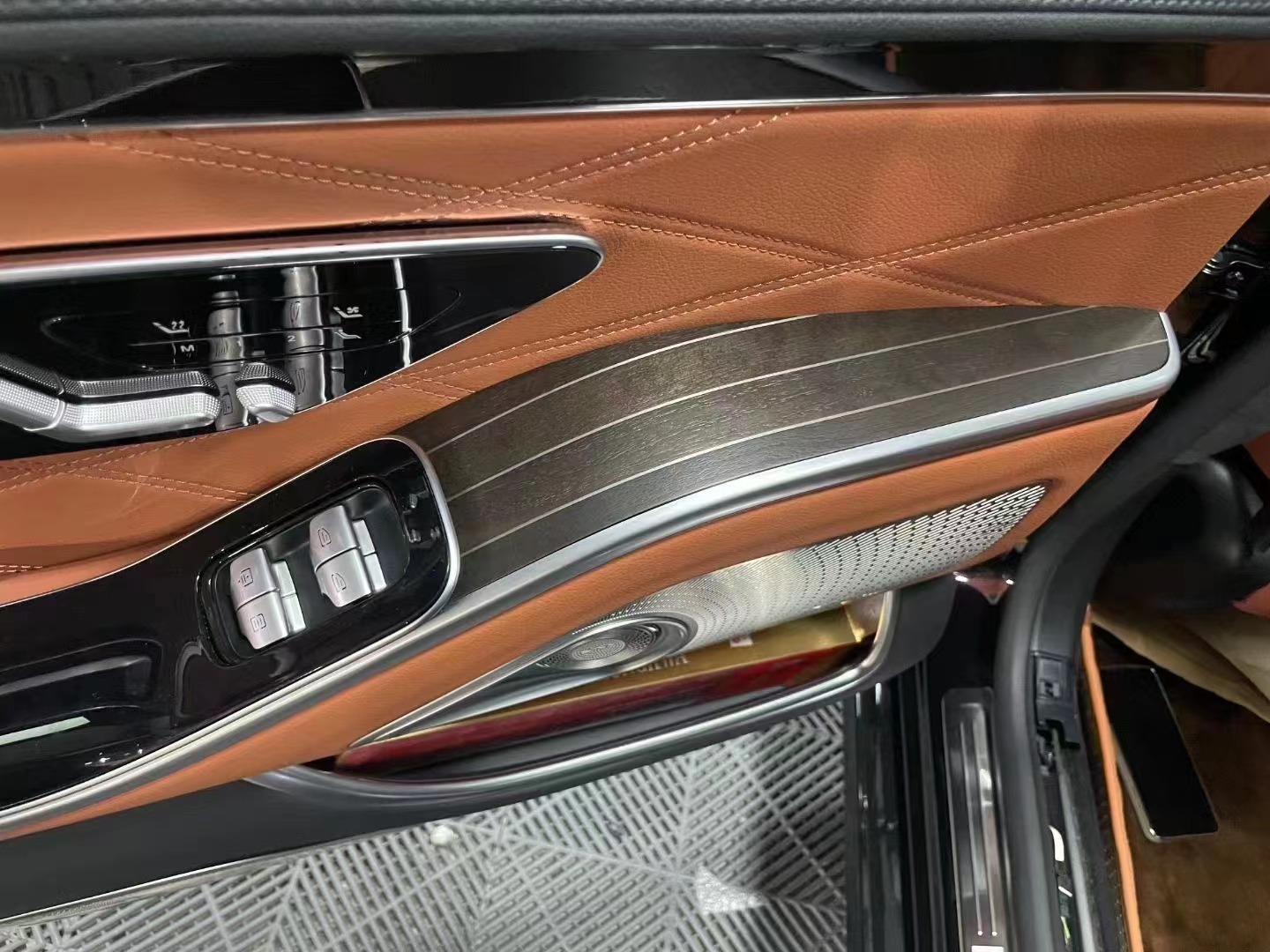 22 Maybach S480 interior upgrades walnut S680 with the same interior wood trim effect sharing ...