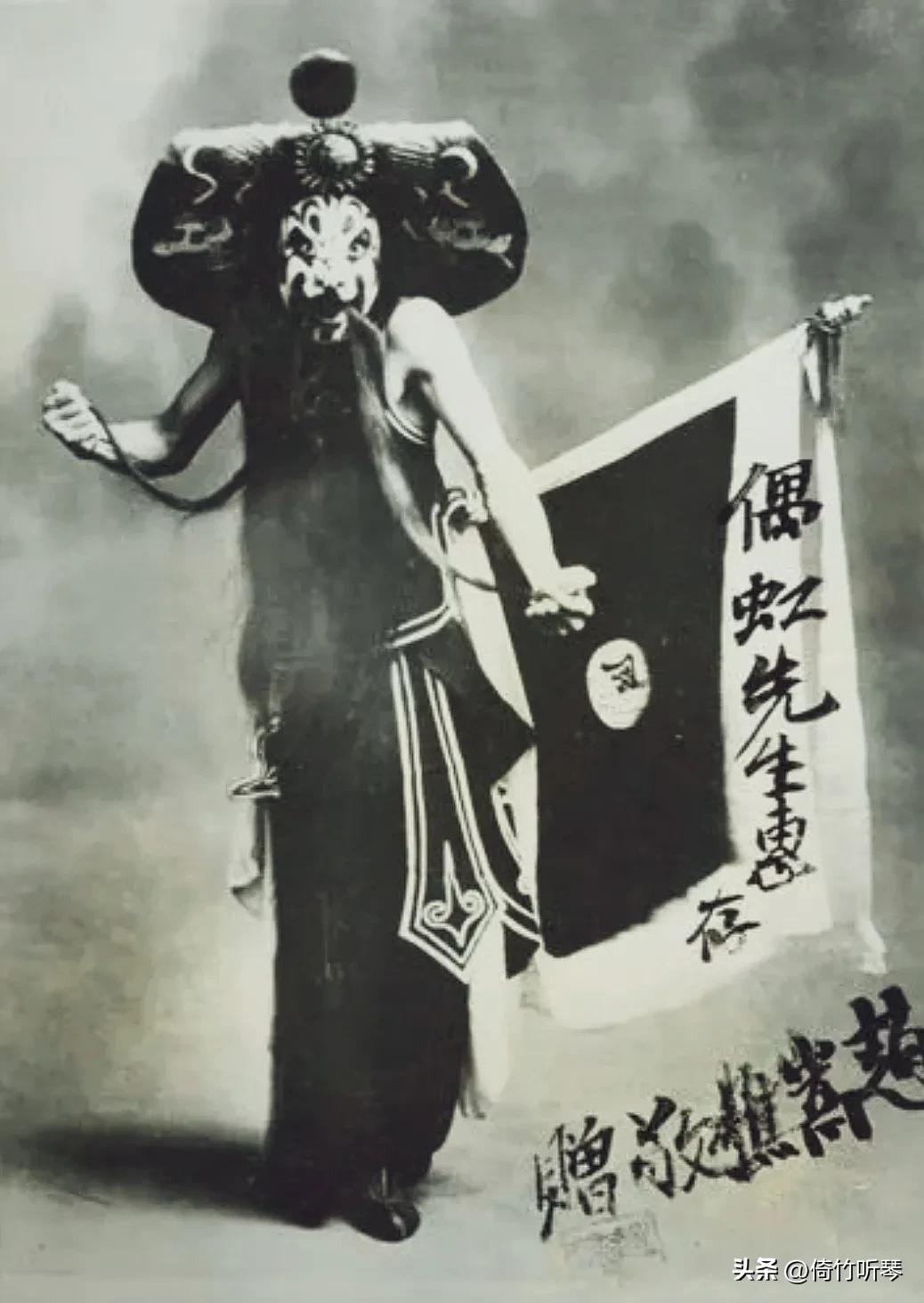 Zhao Songqiao plays Bu Wenzheng, and Wang Shaolou plays a trapeze man who descends from the sky ...