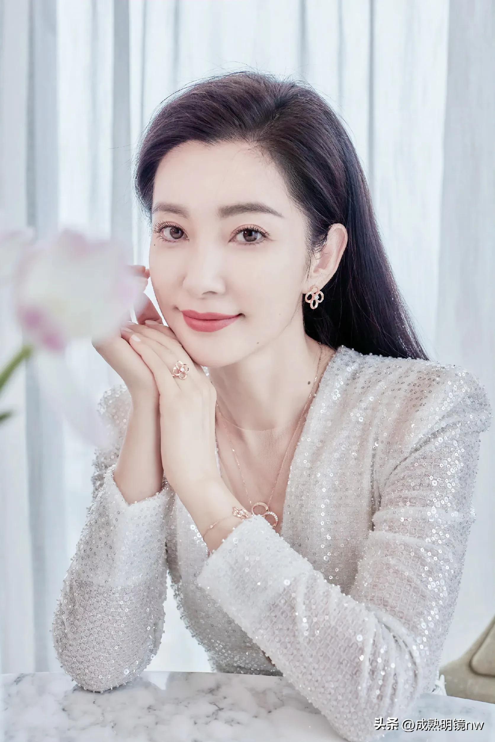Li Bingbing, who is intellectual, elegant and generous, stunning photo ...