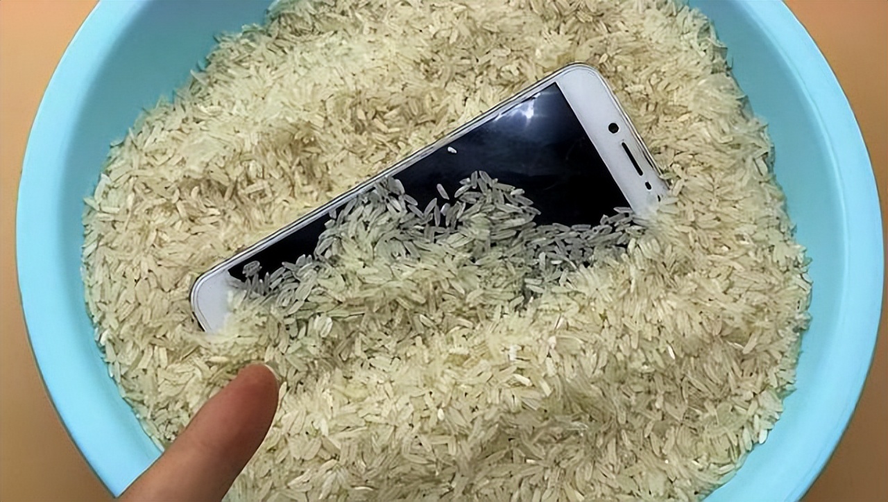 Putting the mobile phone in the rice is too powerful. Putting it in ...