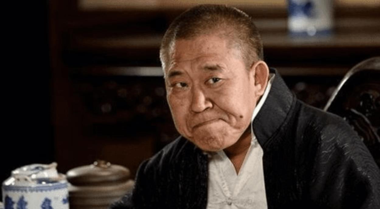 67-year-old Du Xudong participated in the wine party! Touching Ren Jing ...