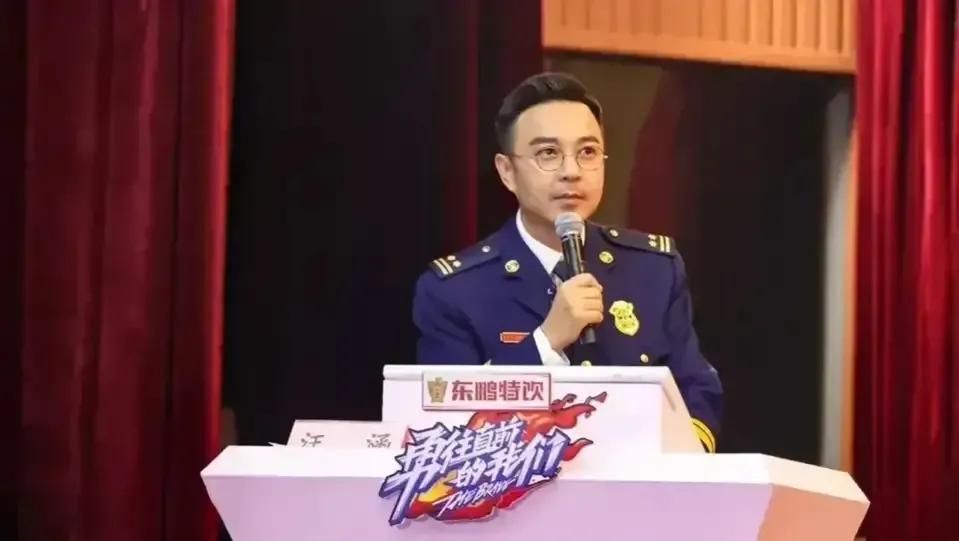 From neat suits, shiny hair to unshaven beard, Wang Han has a new show ...