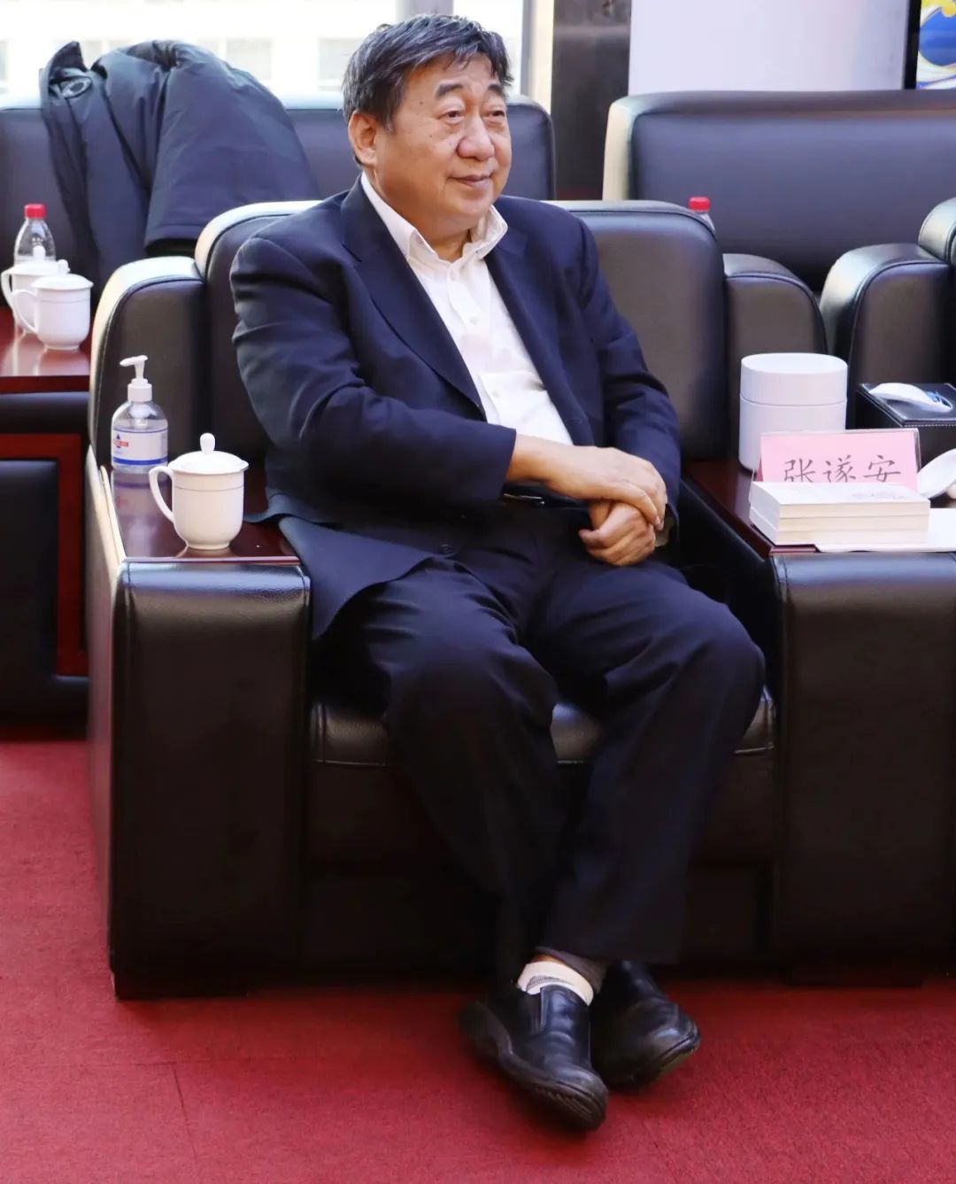 Li Guobiao from Jinneng Holding Group and Liu Jun from Huaxin Gas Group ...