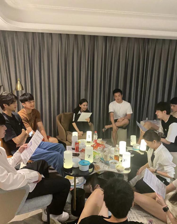 Angelababy was secretly photographed while smoking. The person next to ...