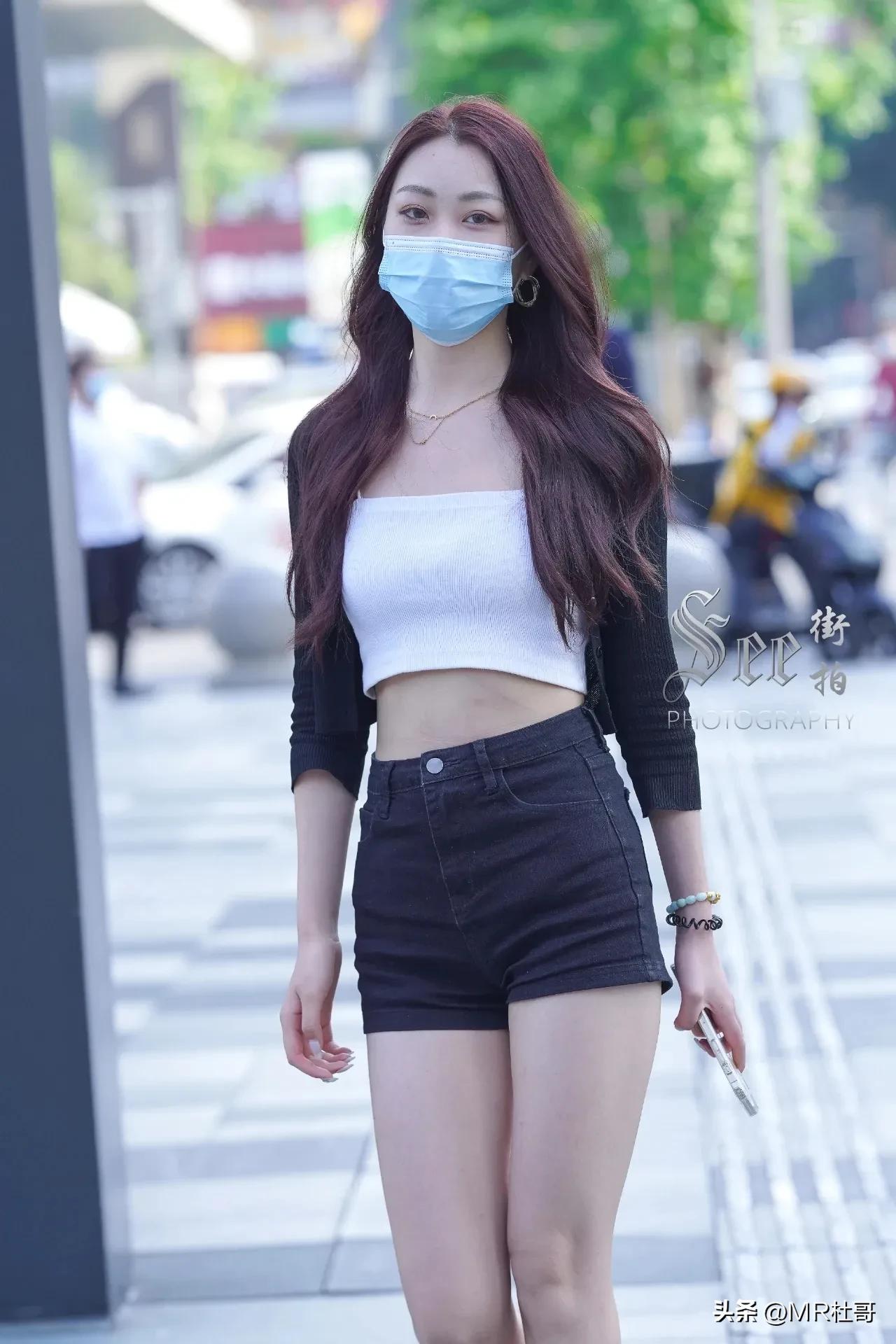 Street Snap 124: Beautiful Girl Walking - iNEWS