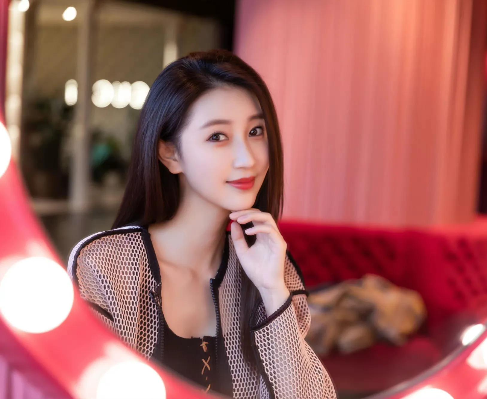 Beautiful actress Chu Yue - iNEWS