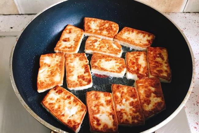 It is a taboo to fry tofu directly in the pan. The chef will teach you ...
