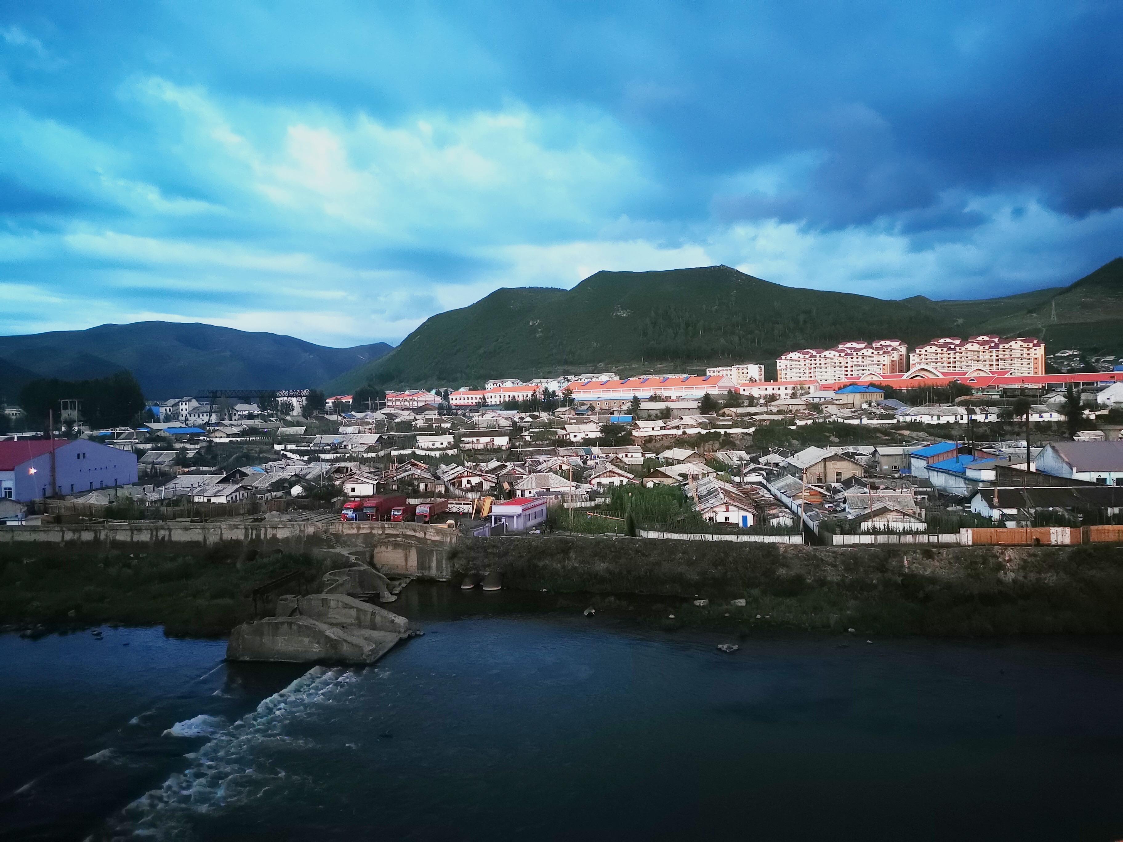 Walking into North Korea and taking real photos of big cities in North ...