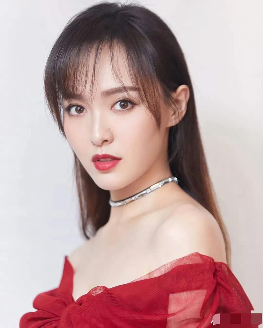 #Tang Yan# Red off-shoulder gauze skirt paired with black boots, sweet ...