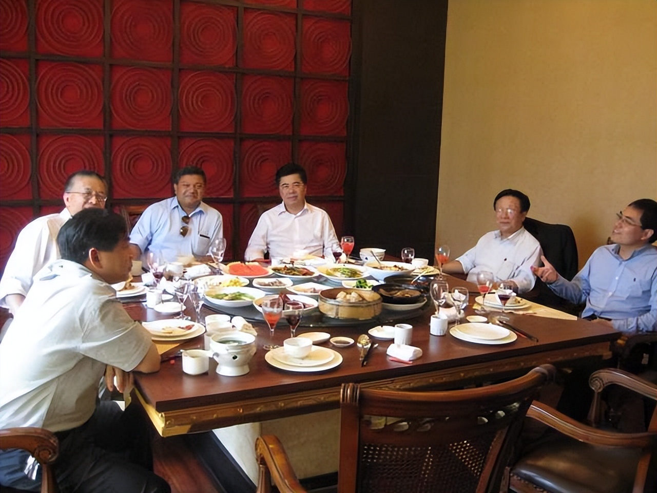 The last meal before retirement, the Hongmen Banquet of the new leader ...