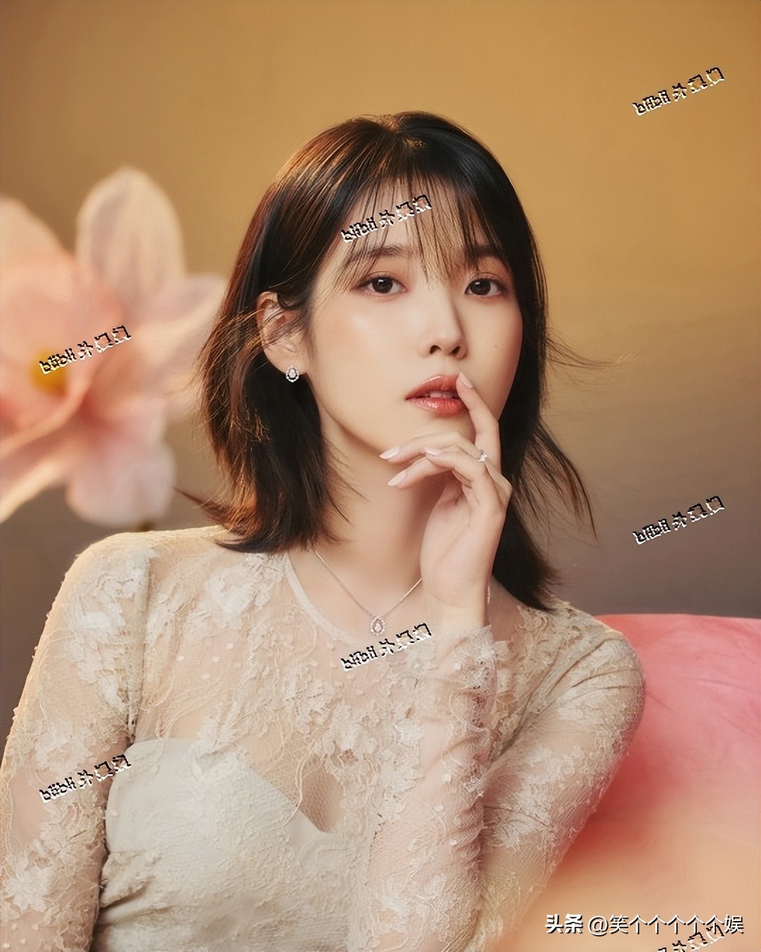 IU turns into a thumb princess and shoots a pictorial for a certain ...