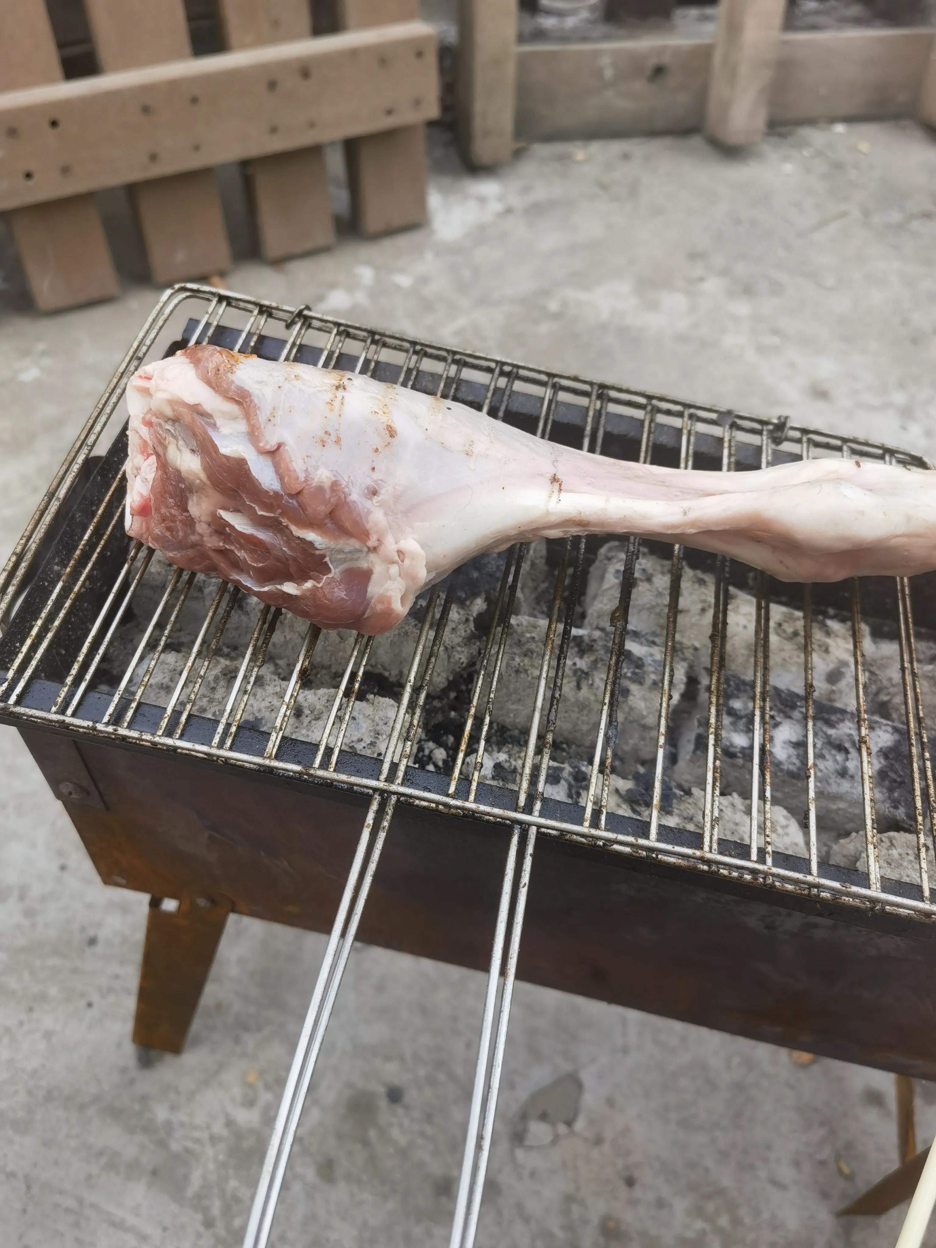 If you want to eat skewers, you have to grill them yourself! - iNEWS