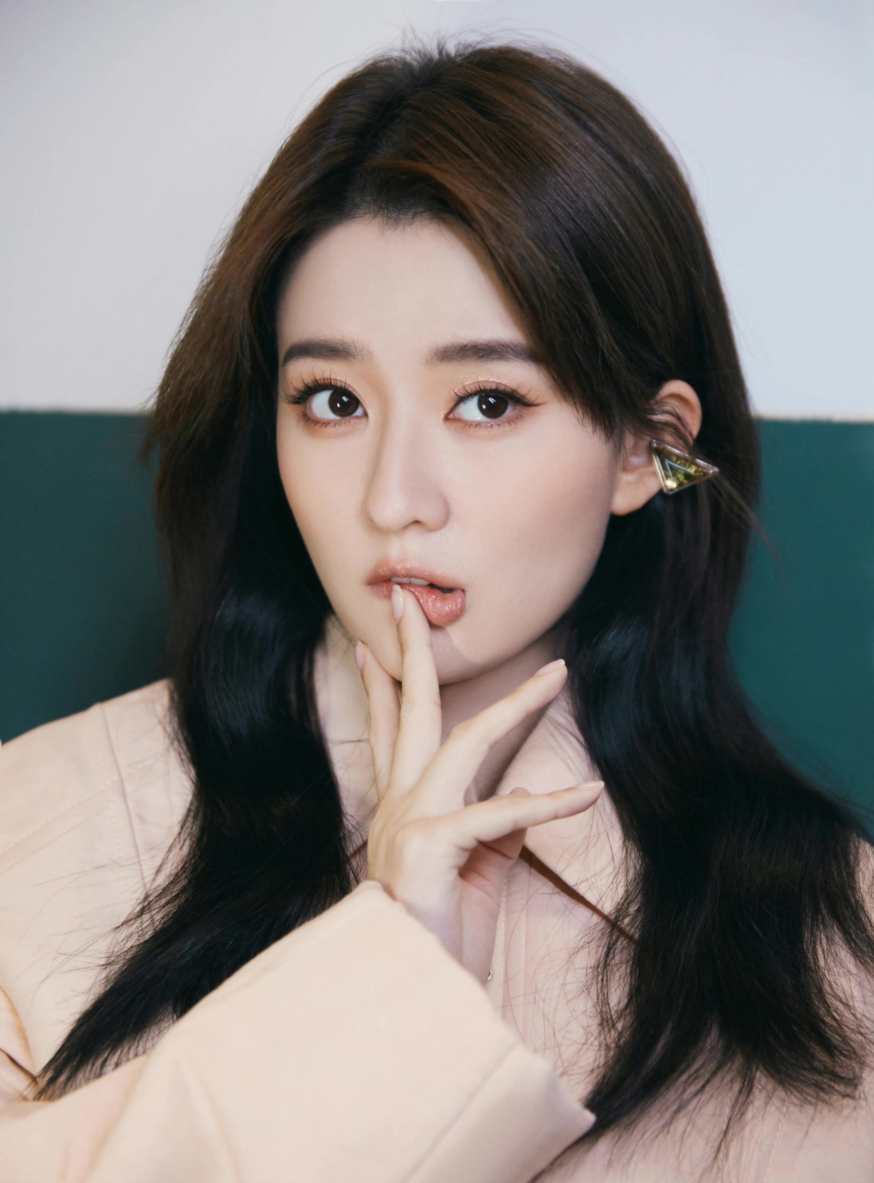 Qiao Xin challenged herself and took photos in a vacuum, which was ...