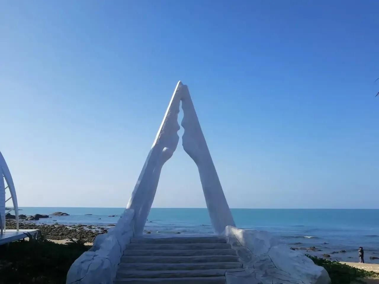 Yazhou Bay is the most beautiful bay in the west of Sanya, and it is ...