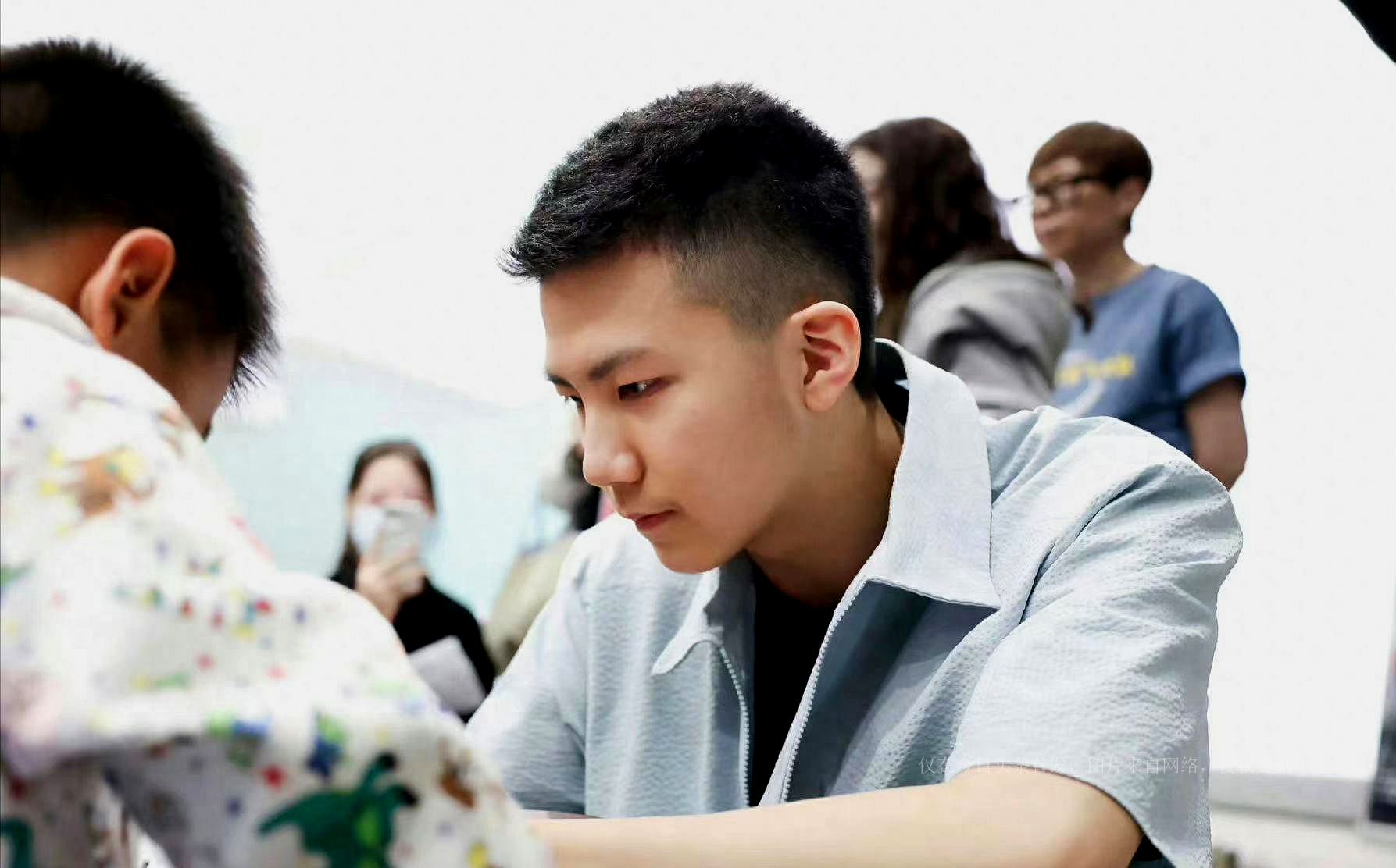 Hu Jun's son has really grown up. His looks and figure are so perfect ...