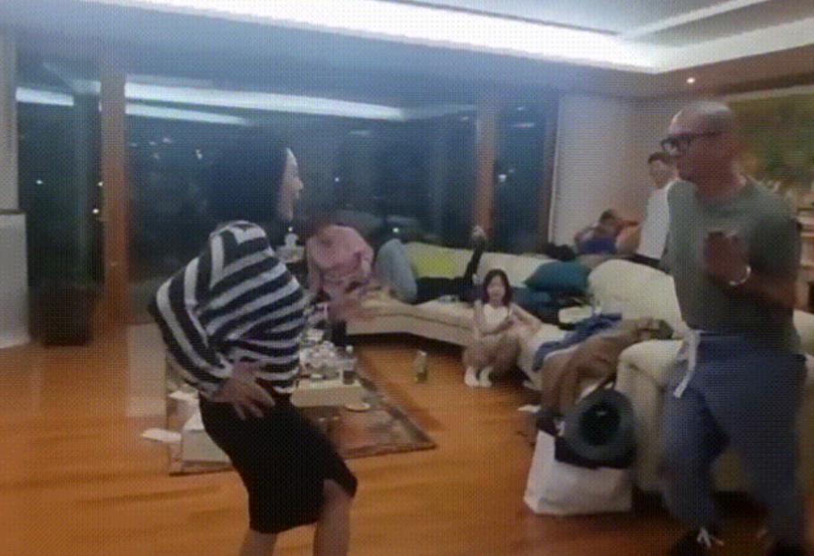 Little SKoo Jun-yup dances intimately, twists her waist and strapless straps to avoid suspicion ...