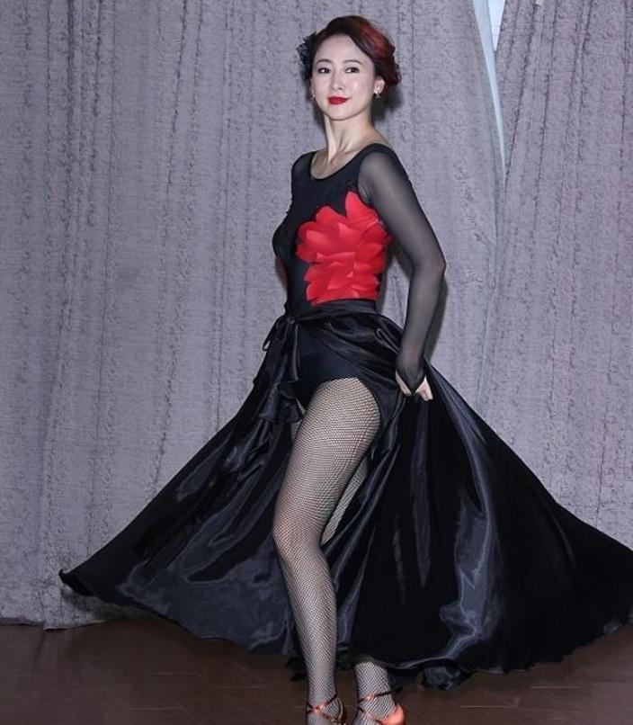 Weng Hong challenged the "Peacock Princess", black fishnet stockings ...