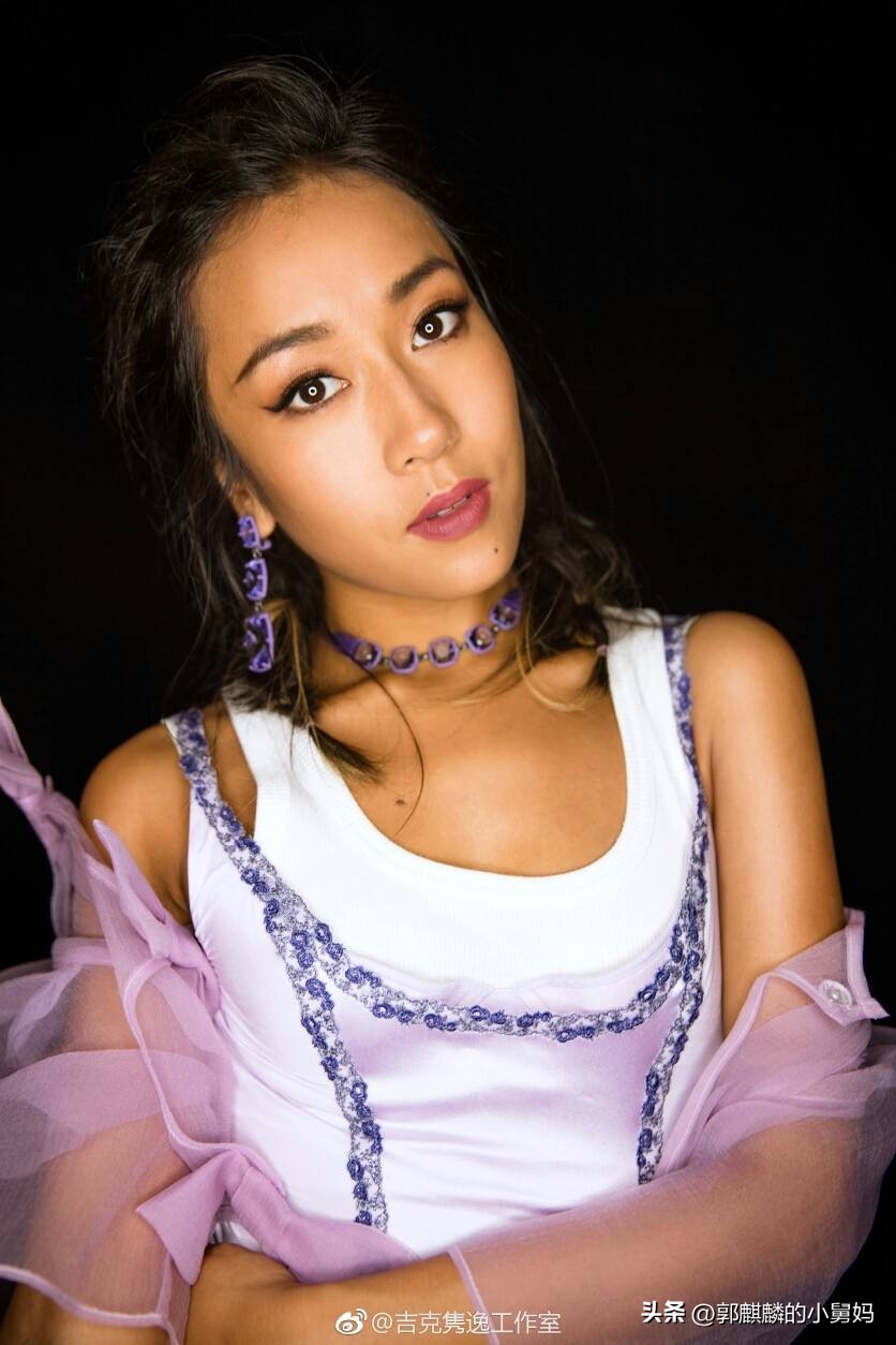 Jike Junyi had a hot chat with the men's bar, during which they hugged ...