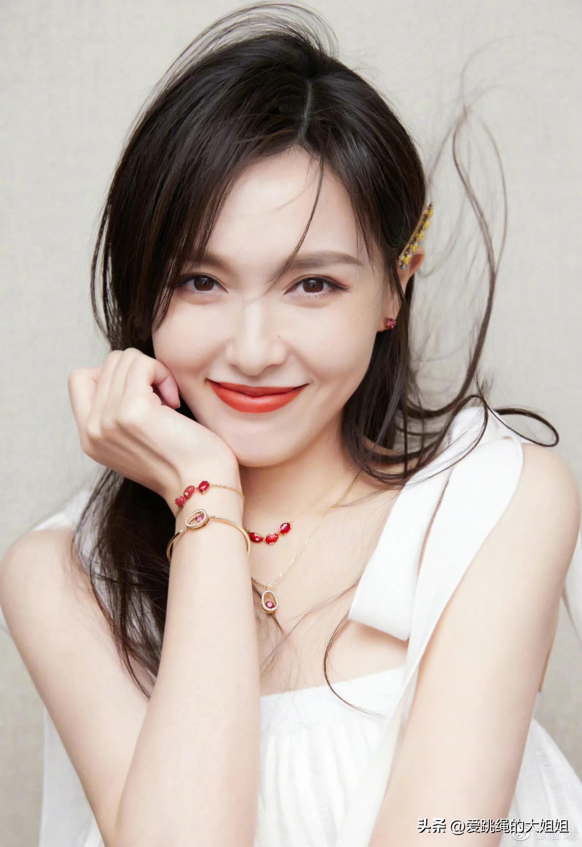 Elegant Tang Yan - iNEWS