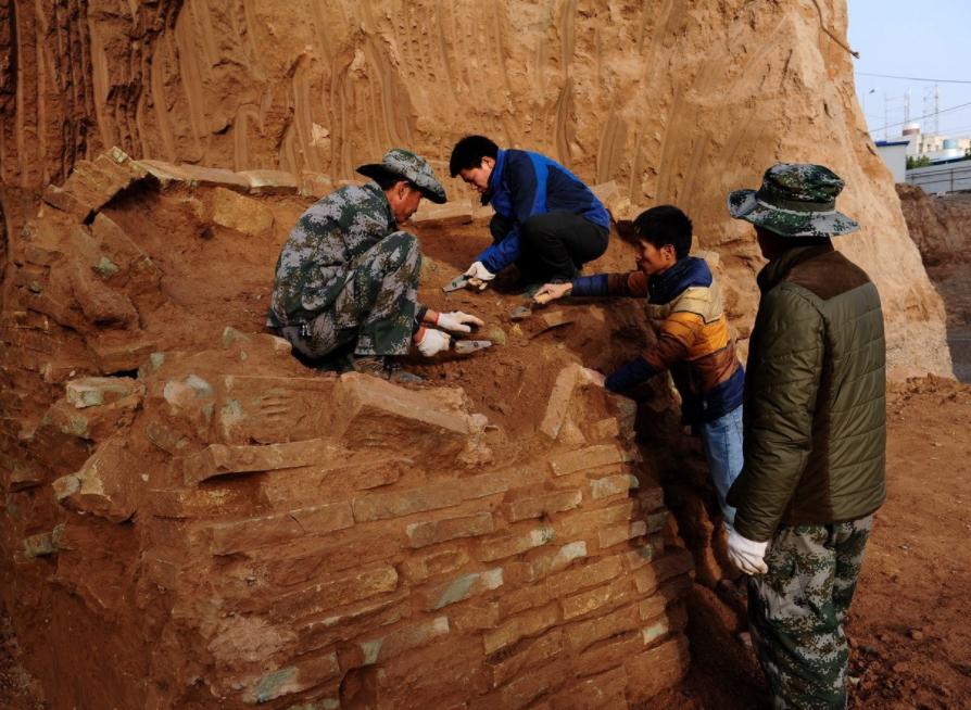 In 1992, a 3-square-meter "poor tomb" was discovered in Shaanxi. The ...