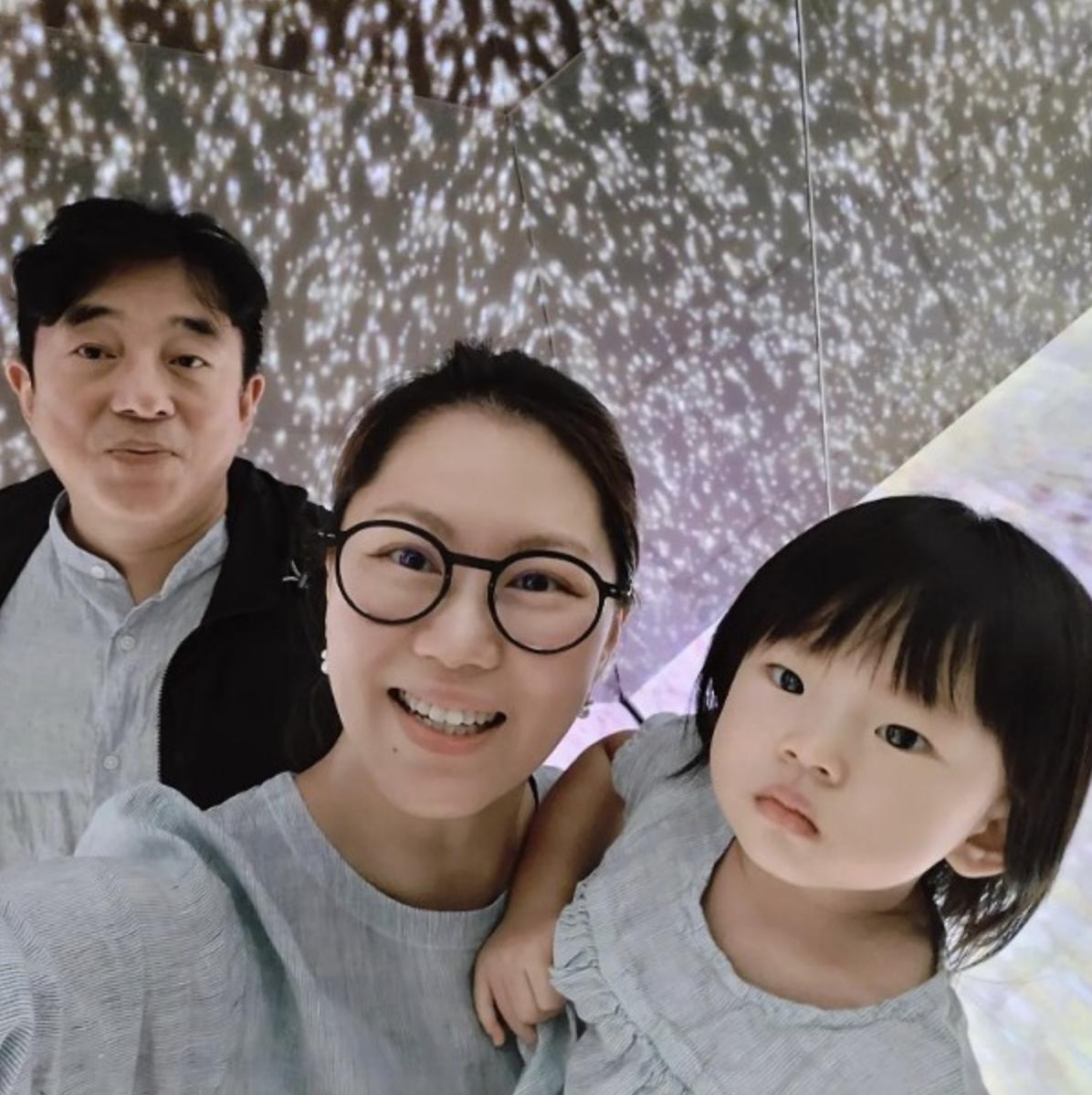 58-year-old Lu Fang accompanies his daughter to play on the stairs - iNEWS