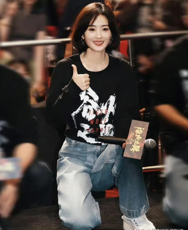 21-year-old Chang Yani and 36-year-old Zhao Liying took a photo ...
