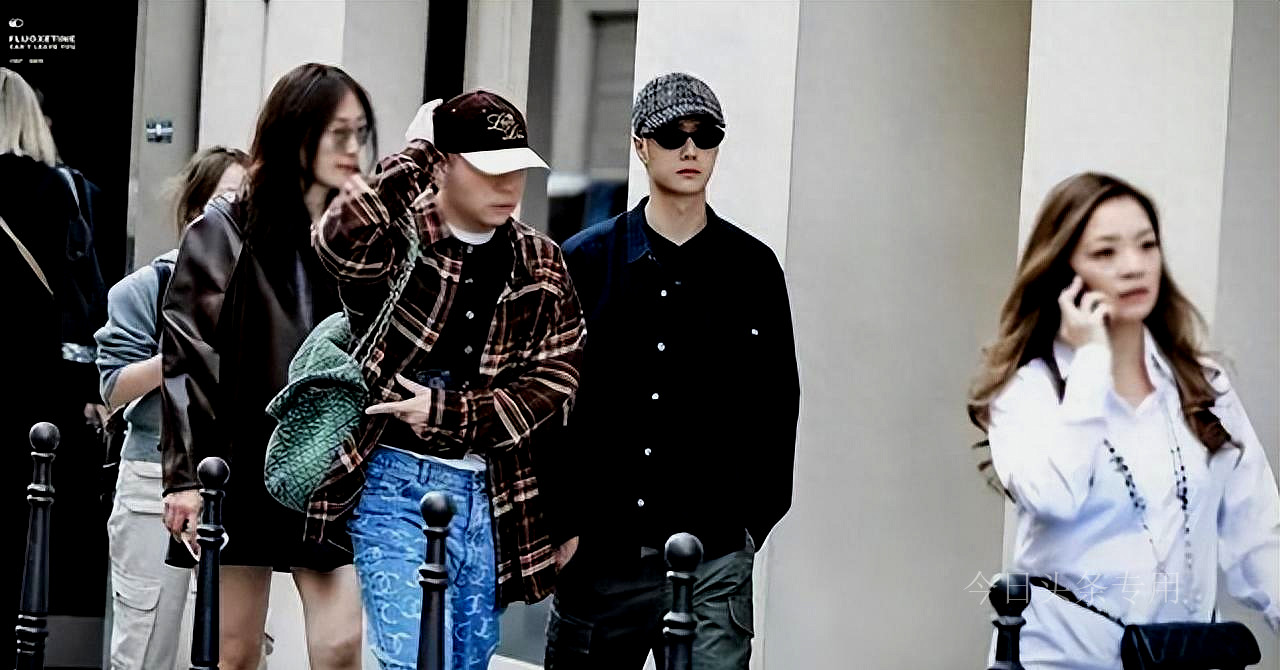 Netizens met Wang Yibo in Paris. Wang Yibo changed his hair color for ...