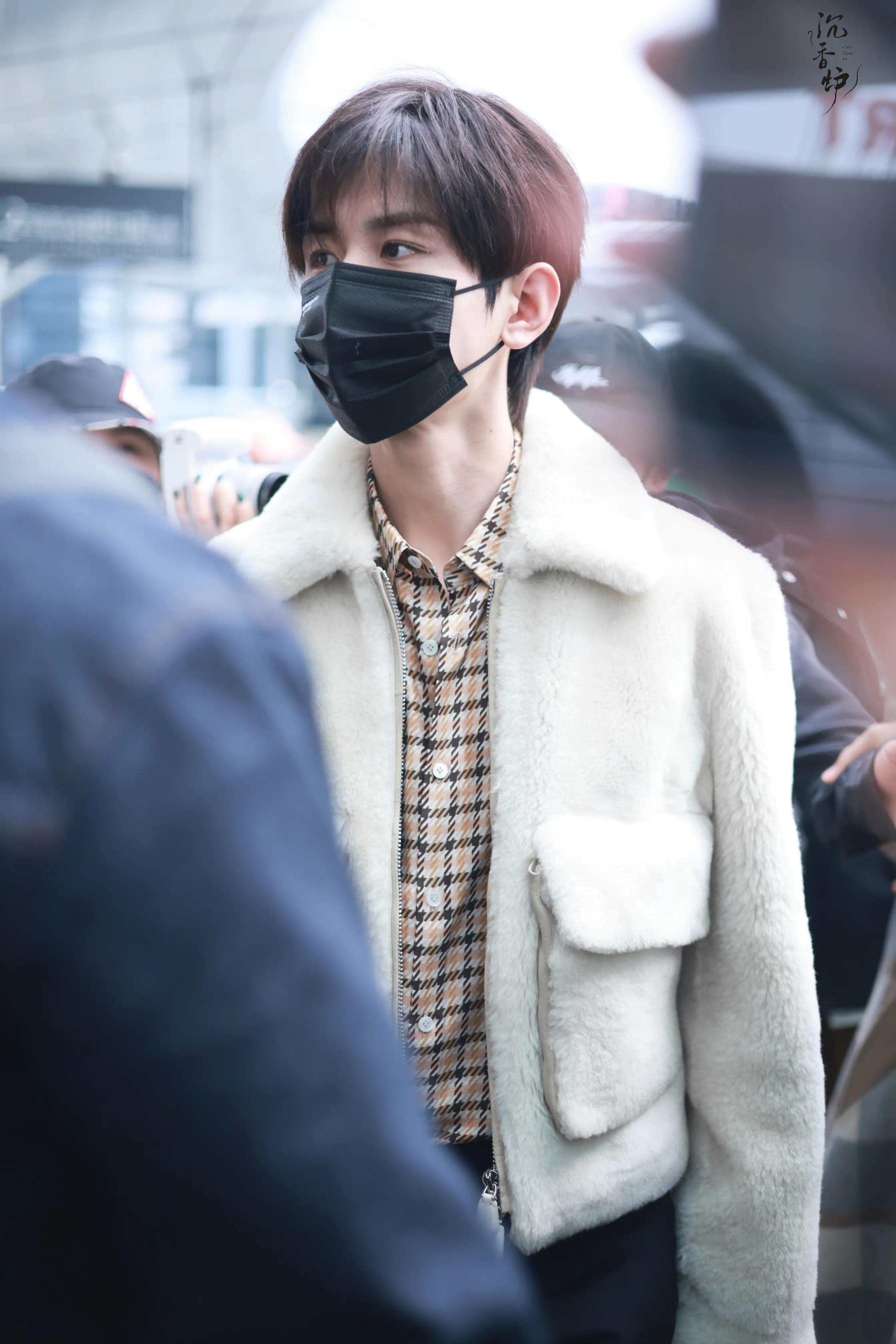Cheng Yi set off for Paris Fashion Week, wearing an off-white top, so ...