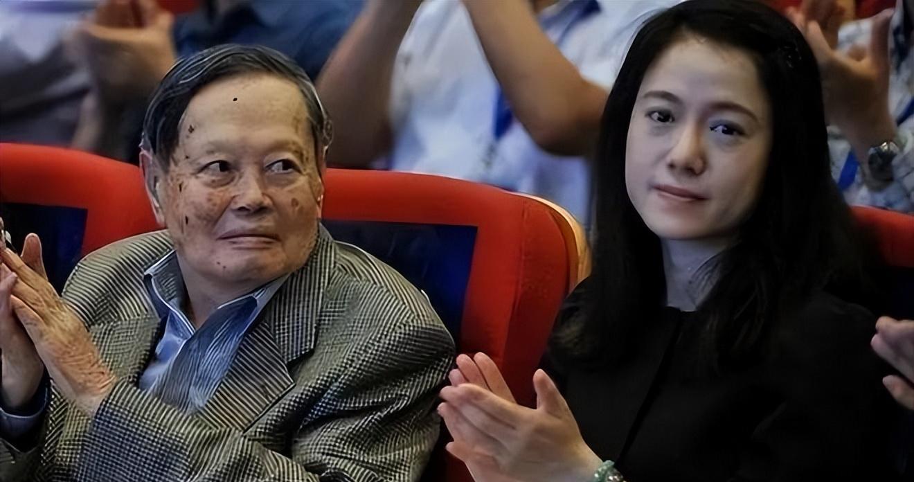 Weng Fan went to a party in Japan alone, and Yang Zhenning was not with him! Smiling and high ...