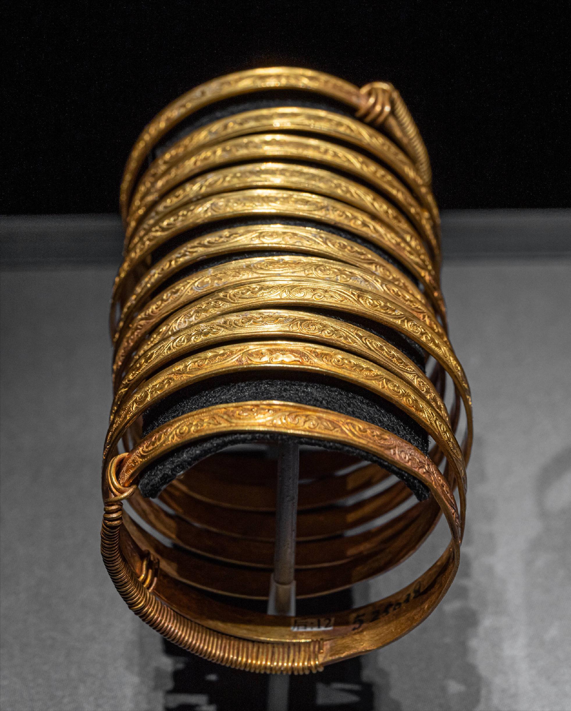 Explore the origin and development of ancient armbands, their aesthetic ...