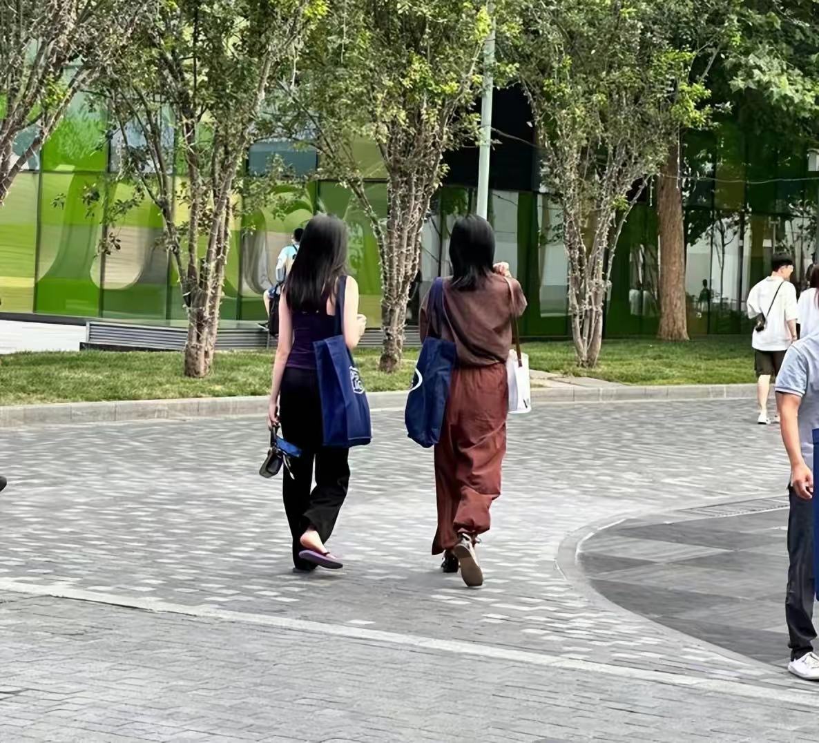 Li Yan wears a vest and looks mature when she returns to China. Her ...