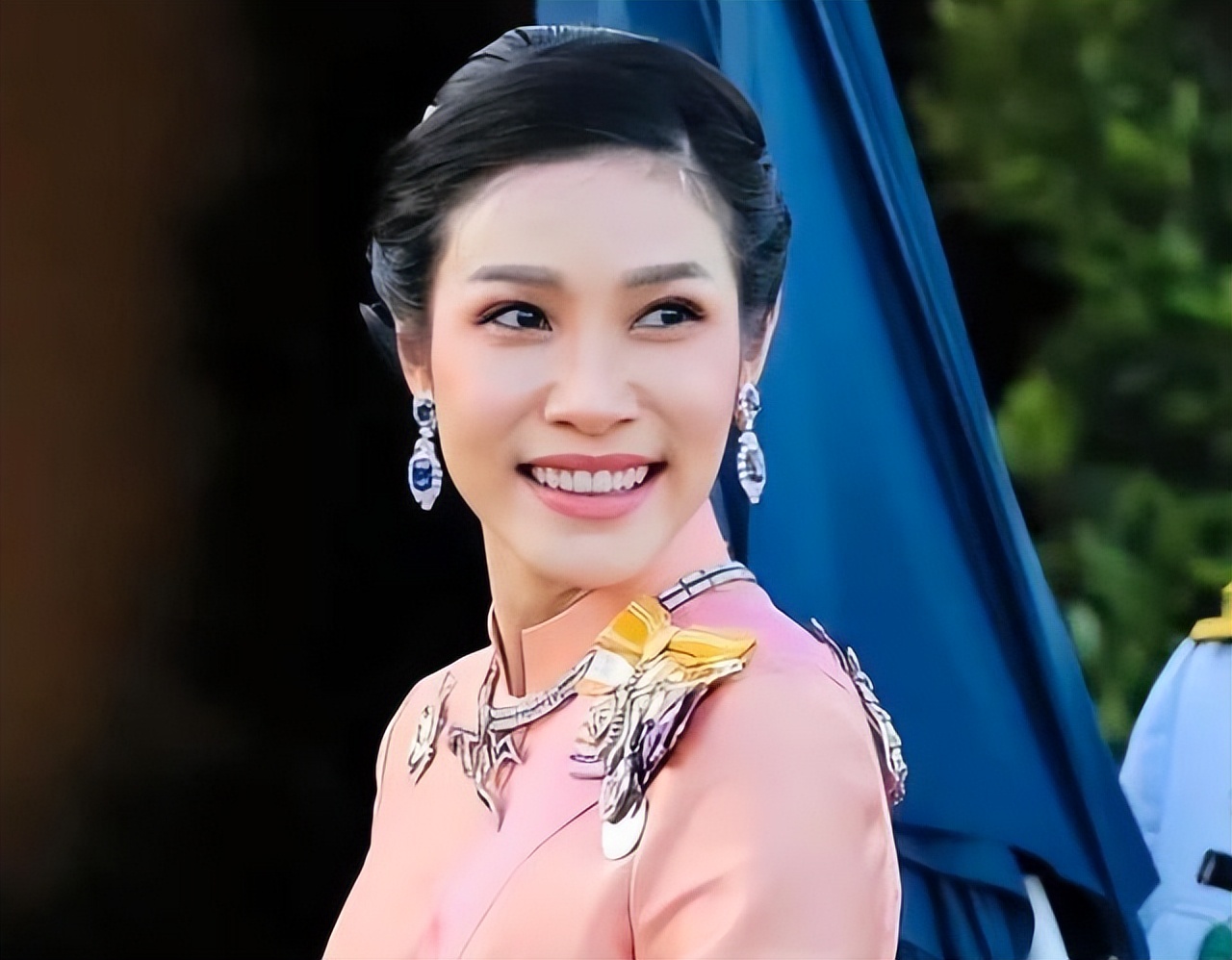 37-year-old Sinina is so beautiful without makeup, her skin is like a ...