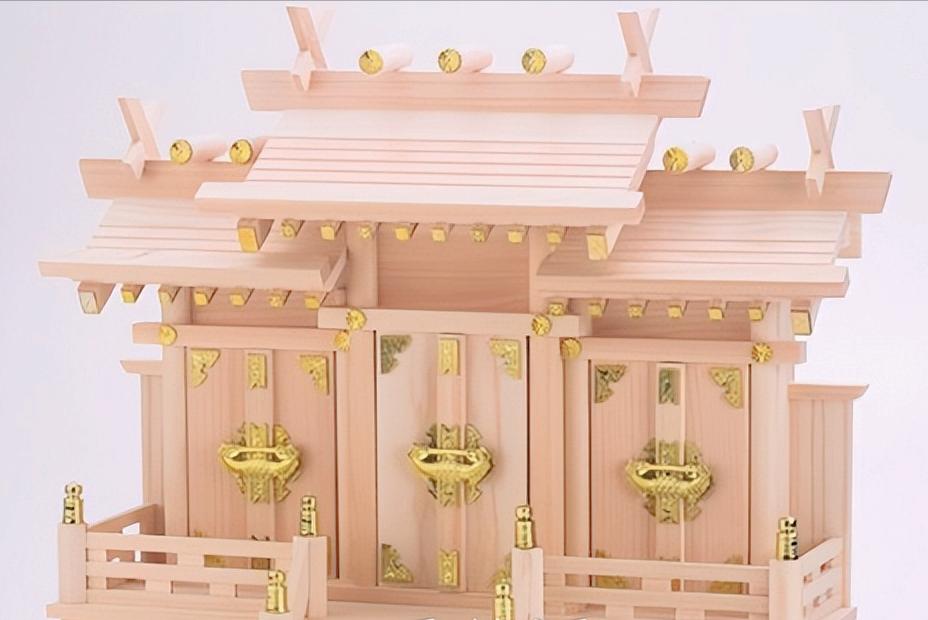 Japanese architects use wood to make gorgeous small altars with a high ...