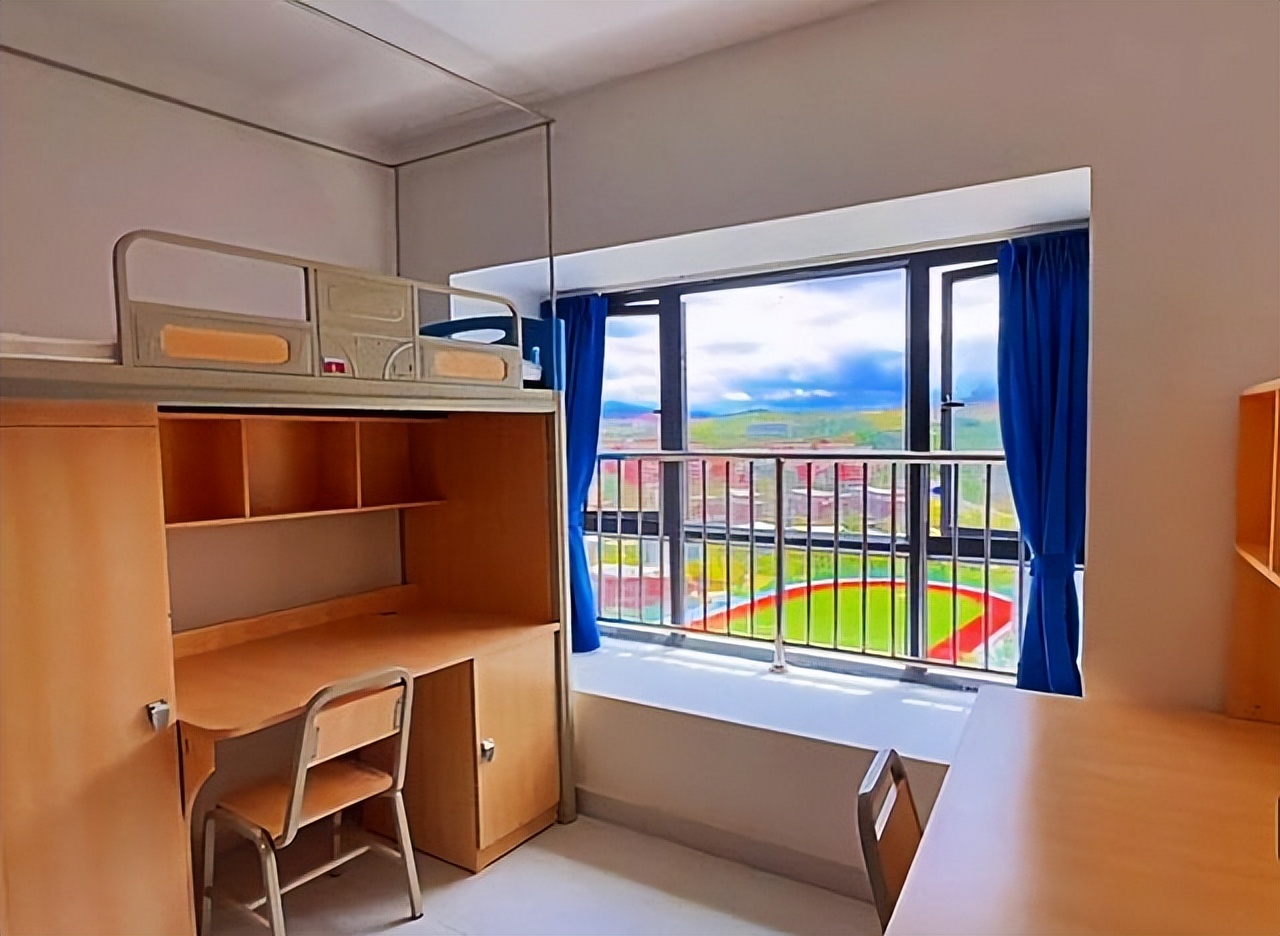The freshmen of Yunnan University have a 6-person dormitory, and the ...