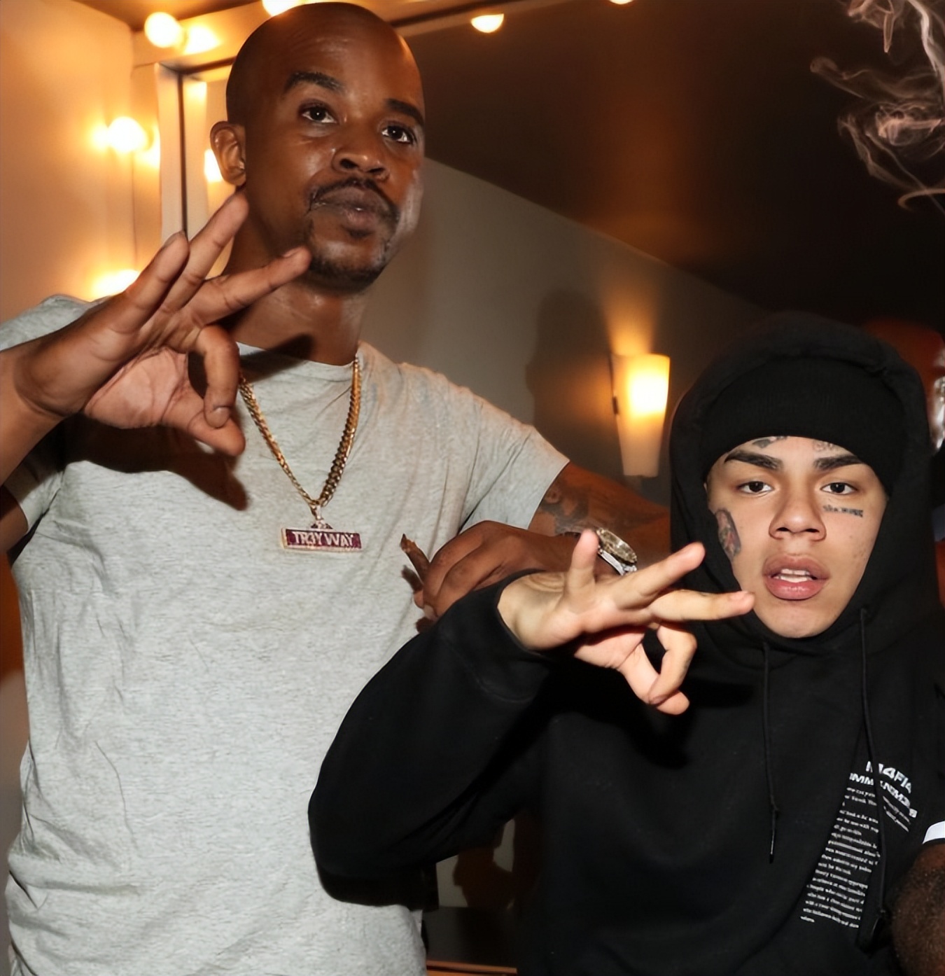 Famous rapper night club fight!Riding on the opponent, punching and ...