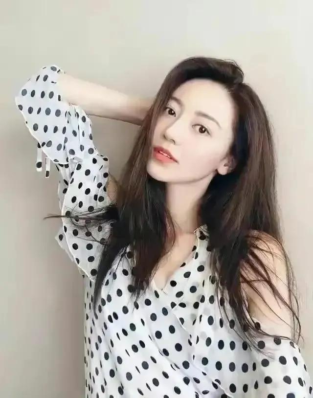 Huang Mengying: Fair and beautiful, pleasing to the eye - iMedia