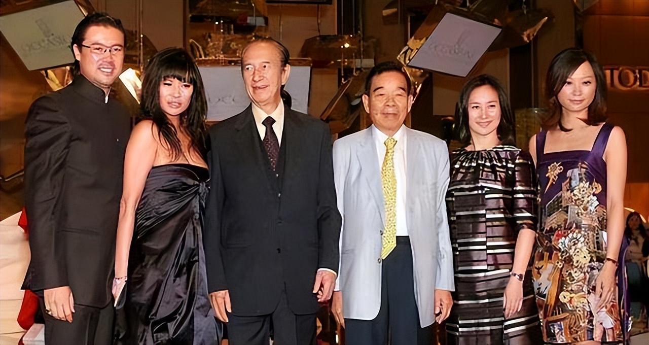 He Chaoqiong successfully kept three gambling cards, the Huo family was ...