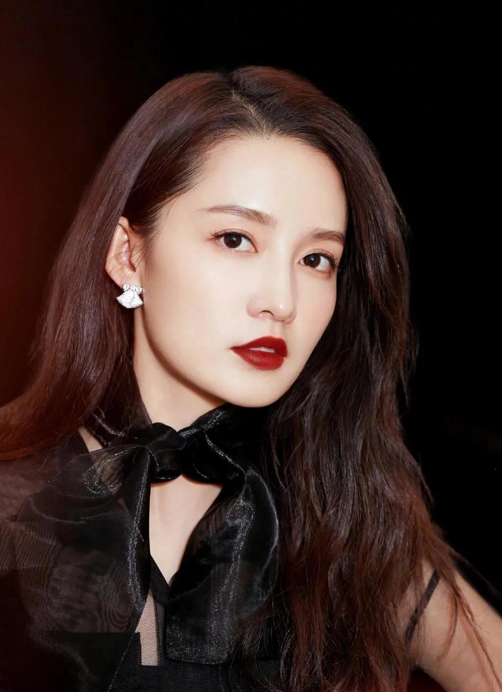 Still beautiful Li Qin - iNEWS