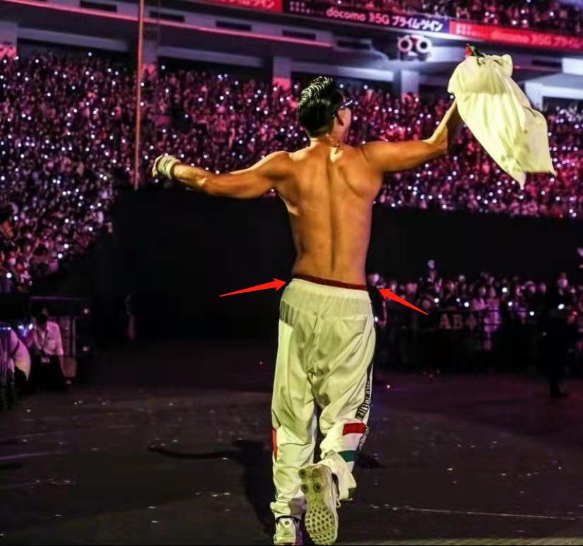 Lin Chiling's husband undresses at the show!Showing off abs with tendon ...
