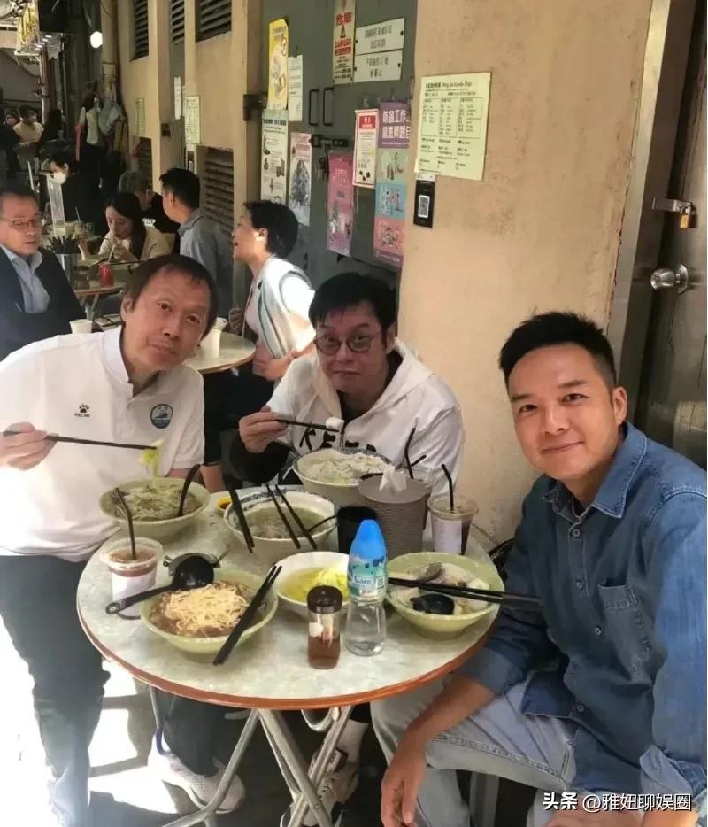 Alan Tam eating fast food on the street - iNEWS