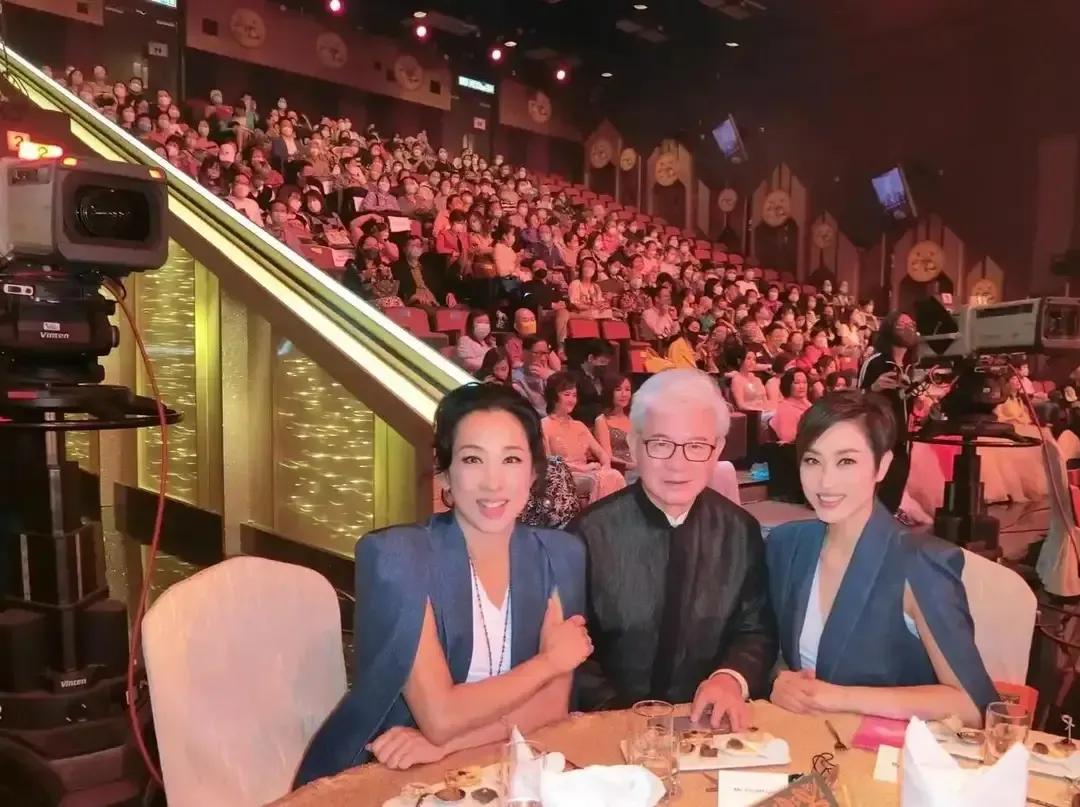 32 Hong Kong sisters of all generations gathered together and Zhu ...