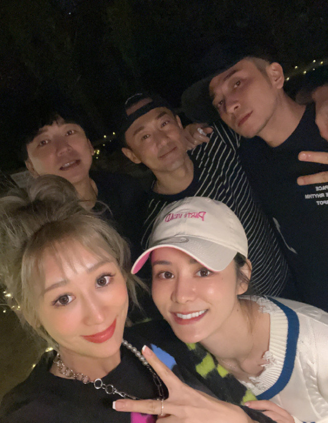 Zhang Xinyue takes a family photo, Lin Feng sits on the ground playing ...