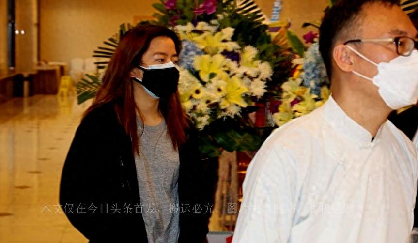 Zhu Wenjun passed away from cancer, and stars sent wreaths to the ...