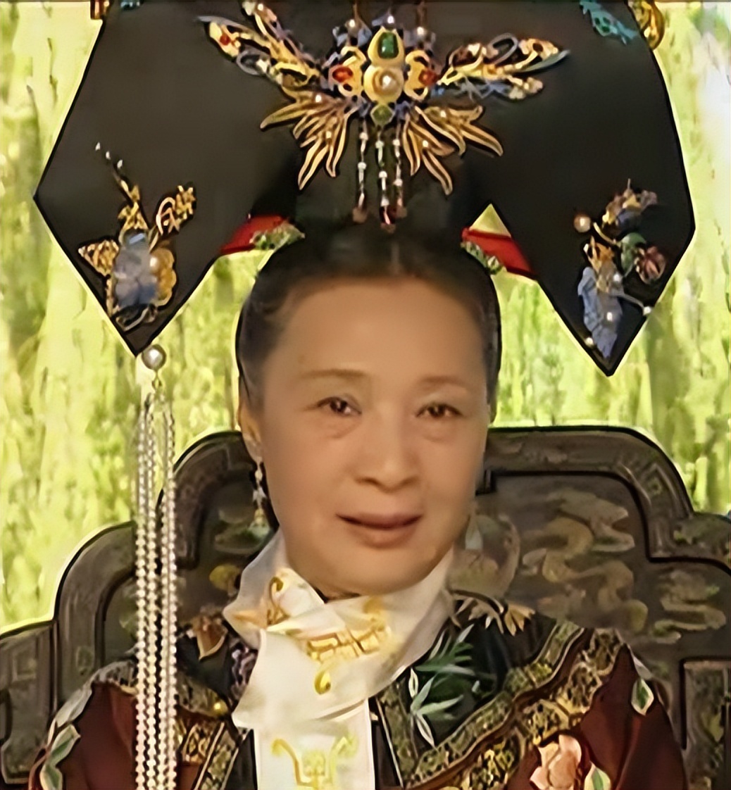 Does she look familiar? uncompetitive old lady - iNEWS
