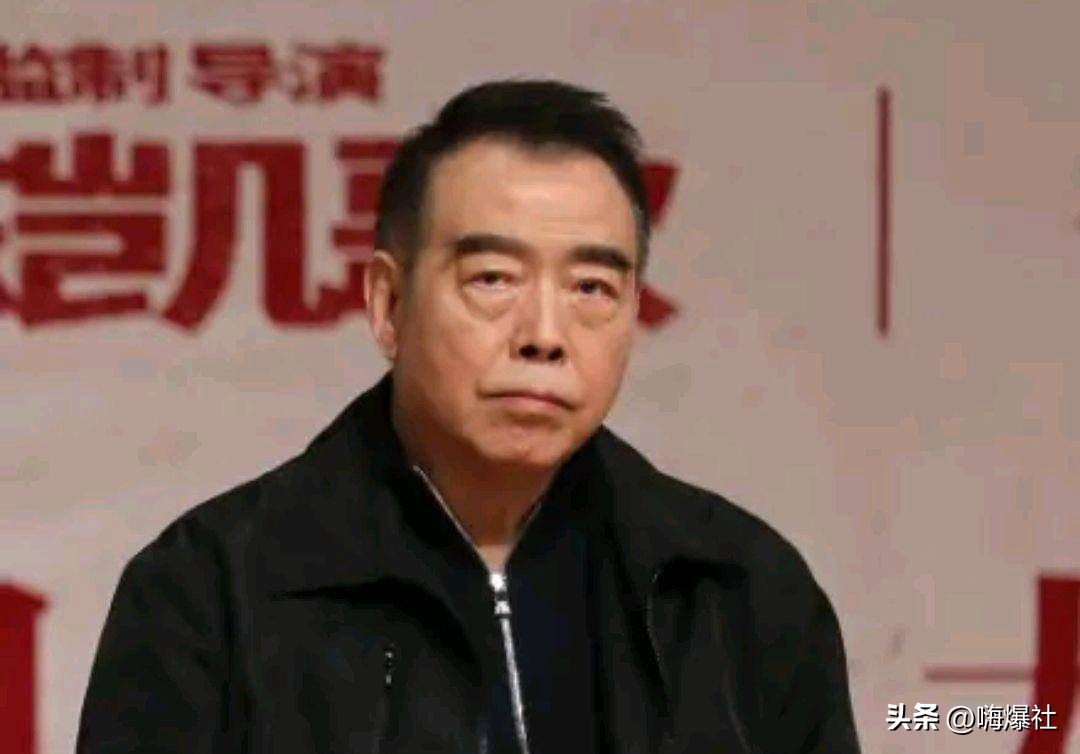 Chen Kaige puts one hand in his pocket, Zhang Songwen clasped his hands ...